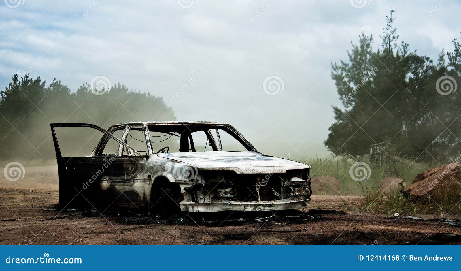 Coche quemado 2 foto de archivo. Imagen de incensario - 12414168