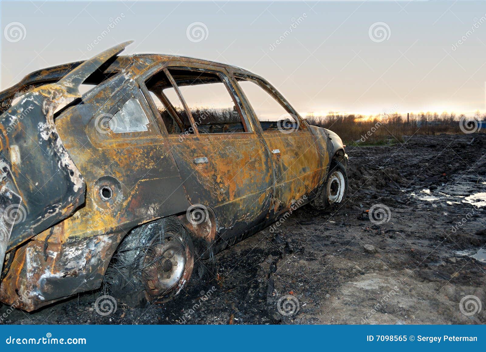 Coche quemado imagen de archivo. Imagen de peligro, problemas - 7098565