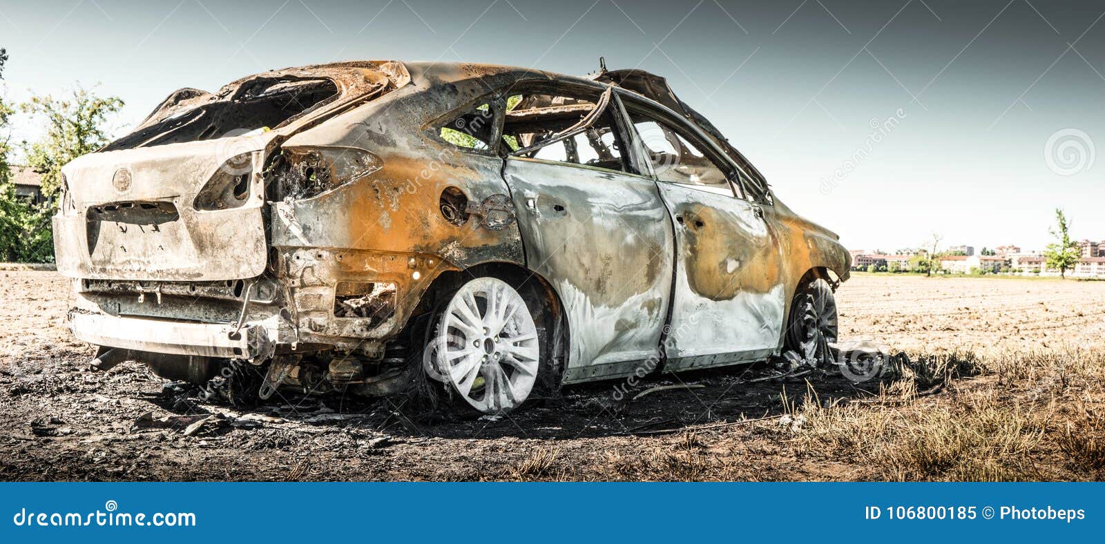 Coche Quemado Abandonado En El Campo Aislado Imagen de archivo - Imagen ...