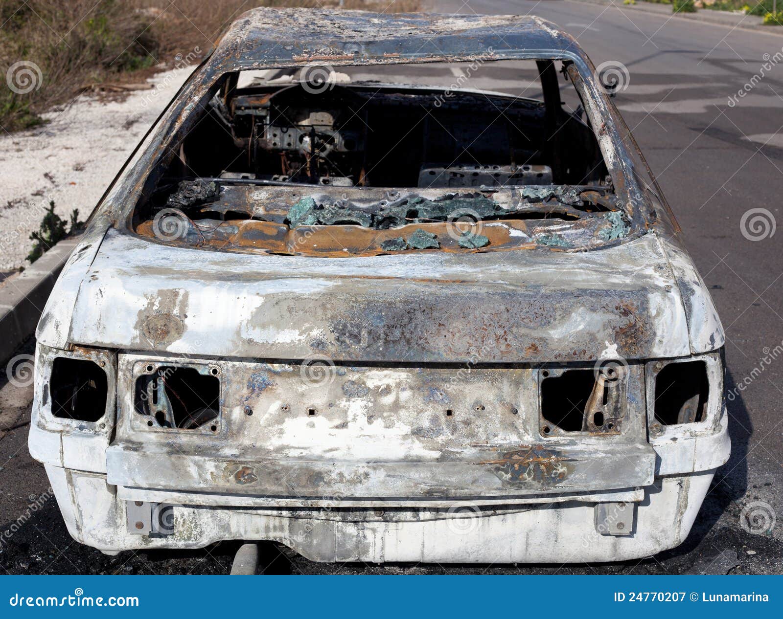 Coche quemado en calle imagen de archivo. Imagen de metal - 24770207