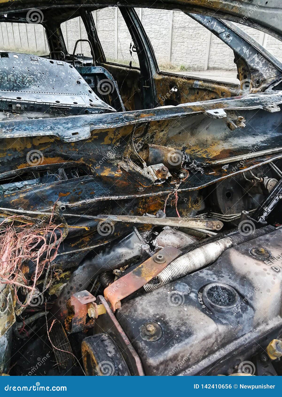Coche quemado en el camino foto de archivo. Imagen de destruido - 142410656