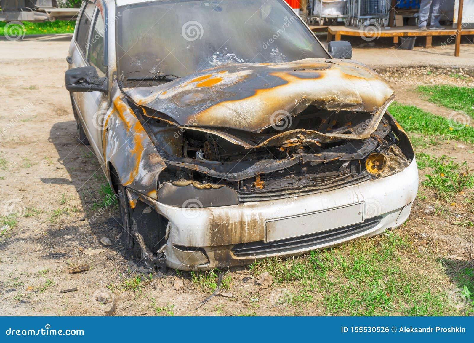 Coche quemado en la calle foto de archivo. Imagen de basura - 155530526