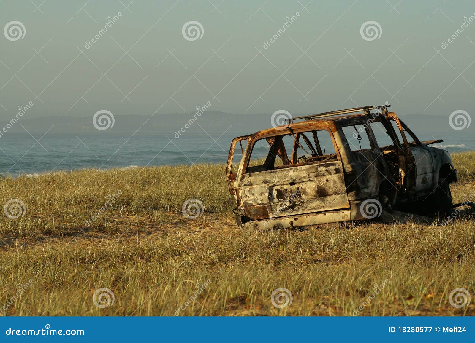 Coche quemado en la playa imagen de archivo. Imagen de playa - 18280577