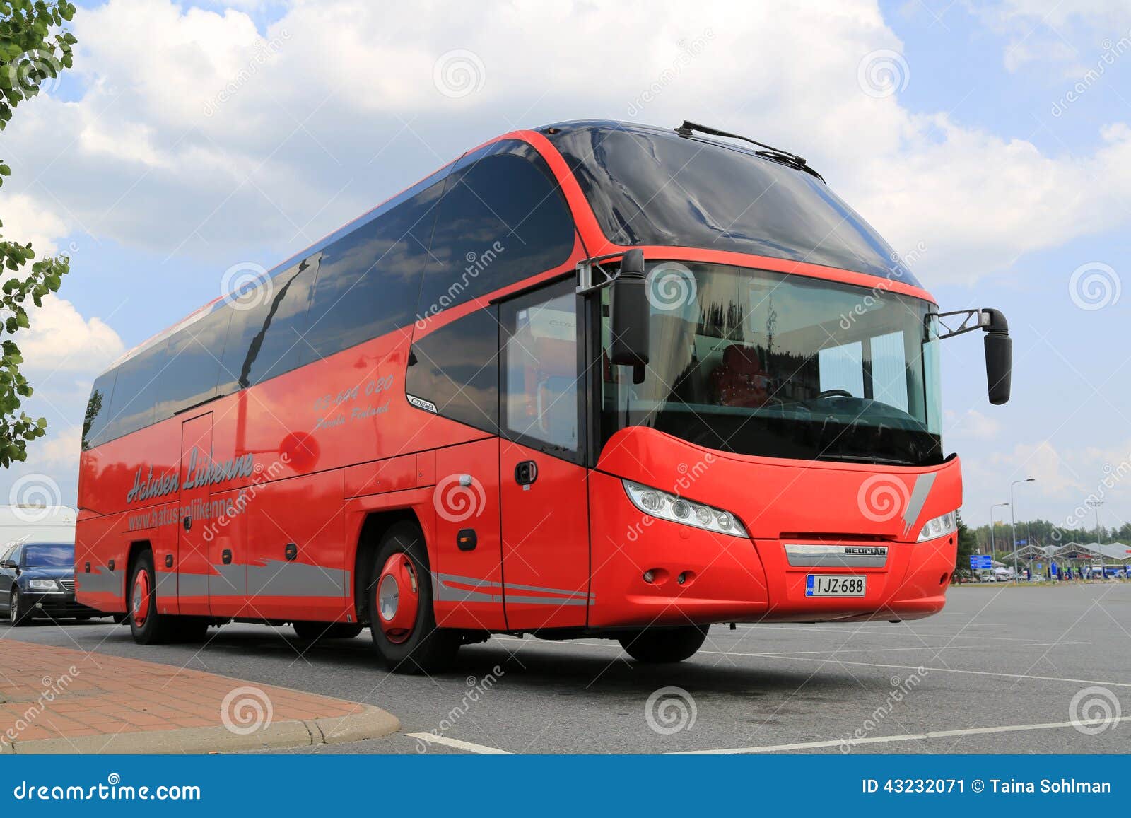 Coche rojo Bus de Neoplan foto editorial. Imagen de cielo - 43232071