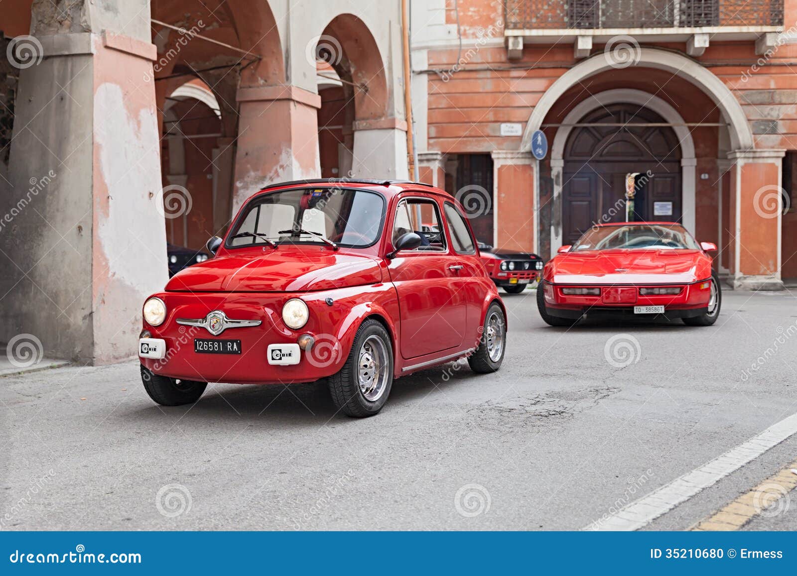 Coche Rojo Fiat 500 Del Vintage Imagen editorial - Imagen de ciudad ...