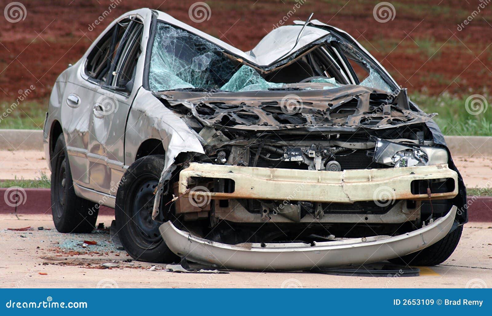 Coche roto imagen de archivo. Imagen de destruido, compacto - 2653109