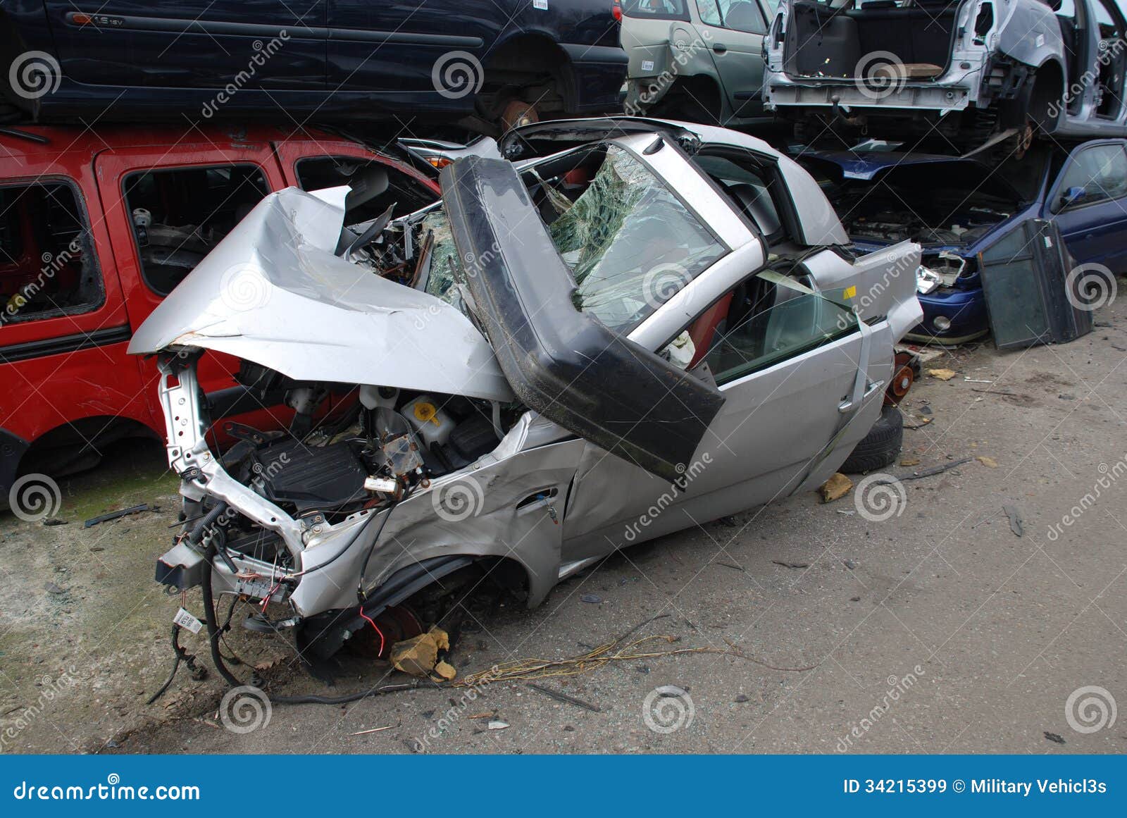 Coche Roto Depósito De Chatarra Imagen de archivo editorial - Imagen de ...