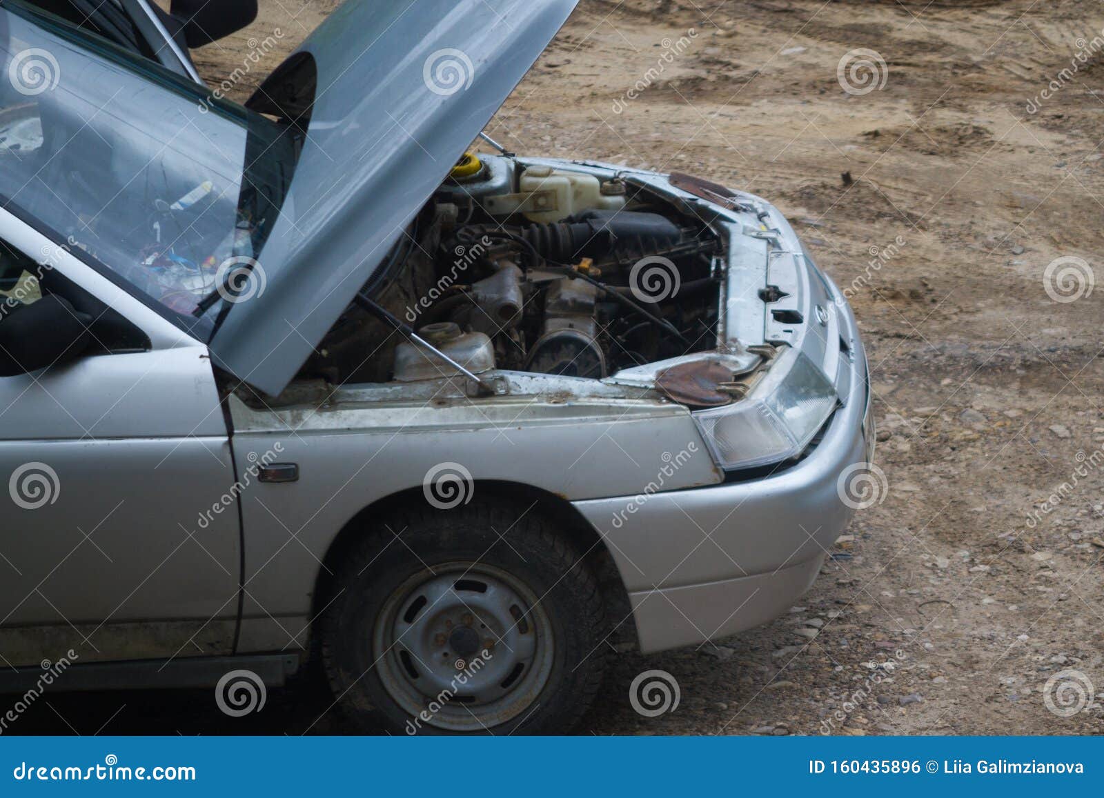 Coche roto en la carretera foto de archivo. Imagen de compacto - 160435896