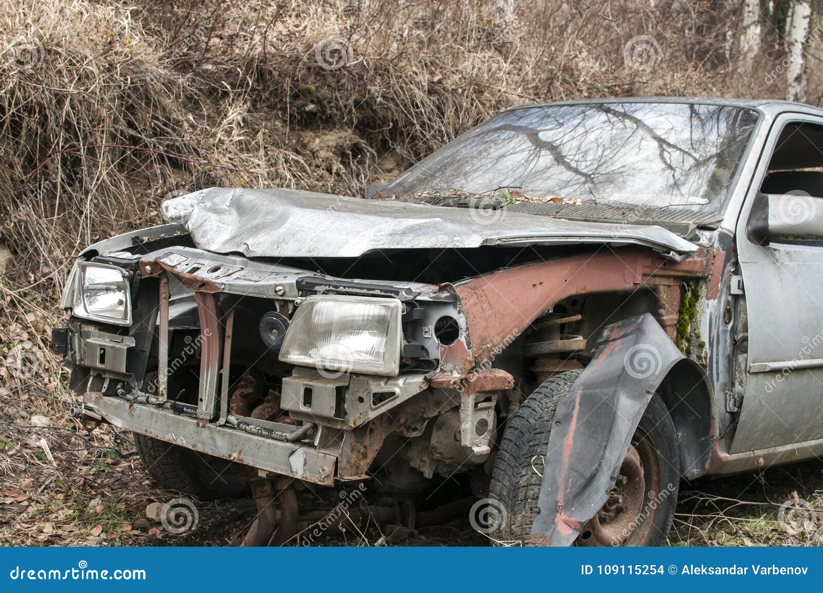 Coche Roto Estrellado Abandonado Foto de archivo - Imagen de accidente ...