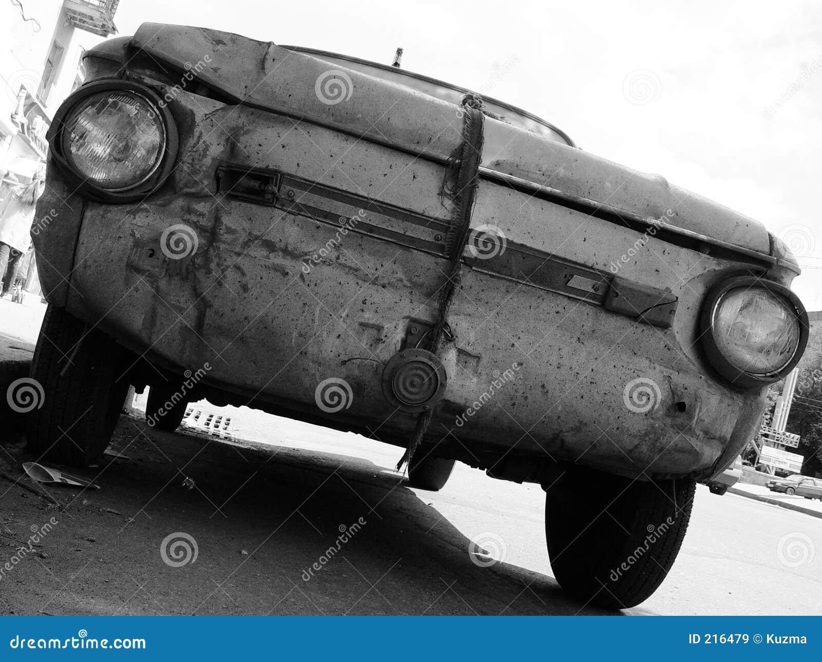 Coche roto viejo imagen de archivo. Imagen de blanco, amortiguador - 216479