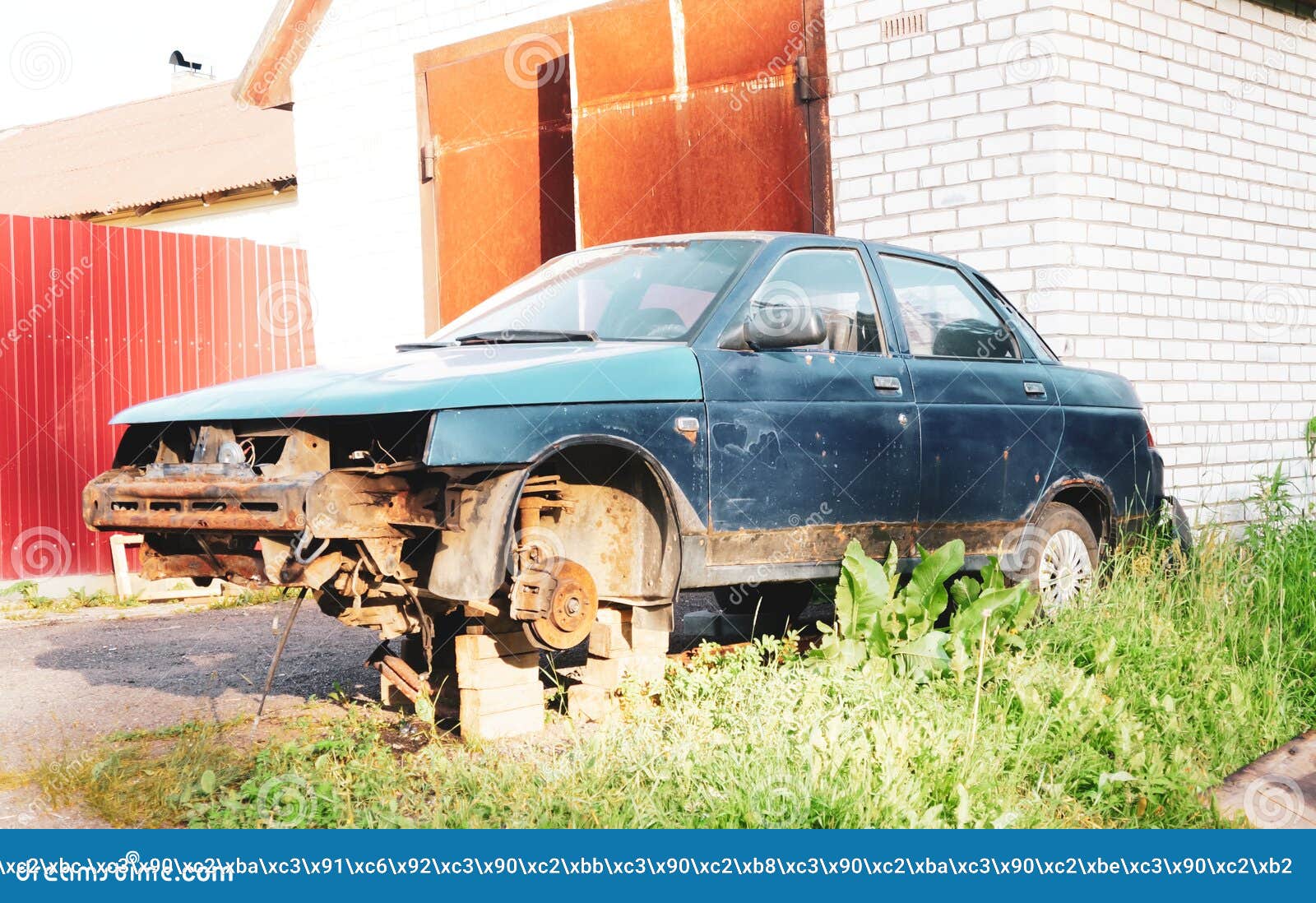 Coche Sin Ruedas En Ladrillos Foto de archivo - Imagen de velocidad ...