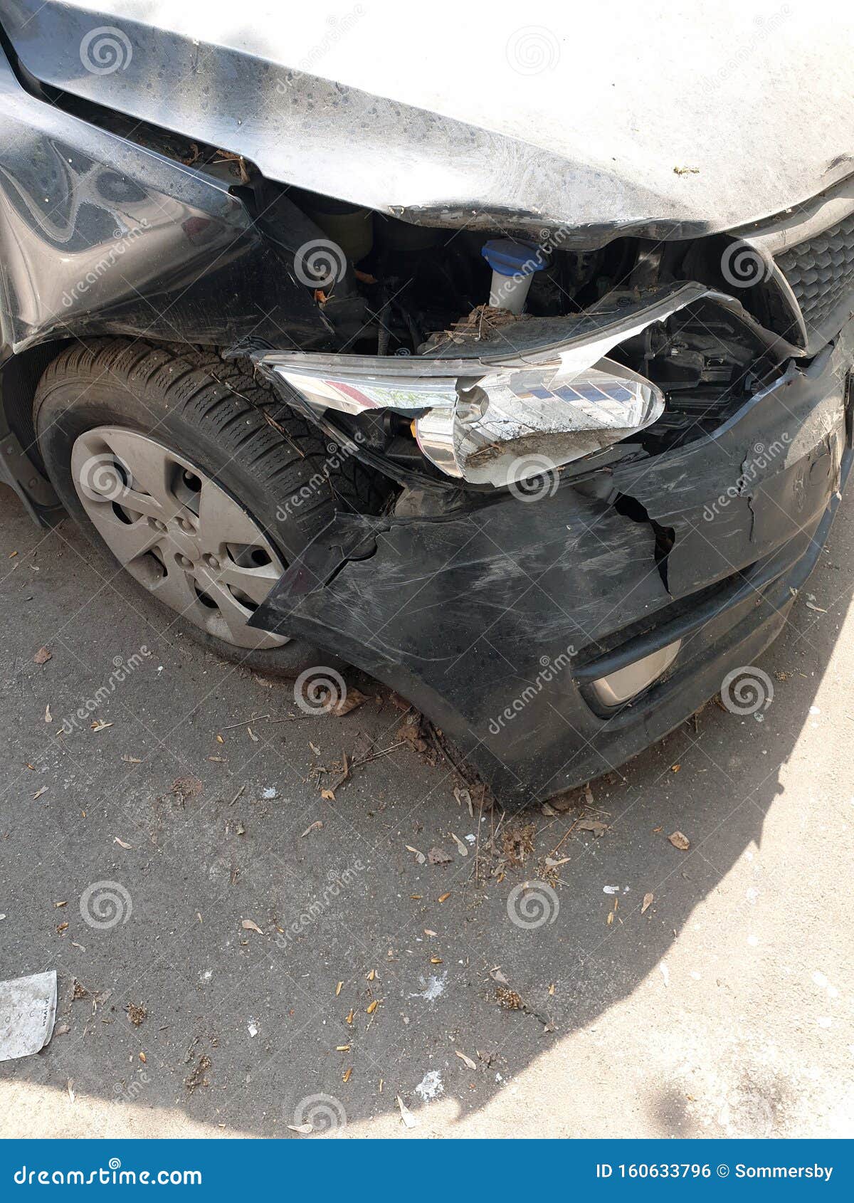 Coche Solo Roto Con Faros Rotos Y Parachoques Rotos Foto de archivo ...