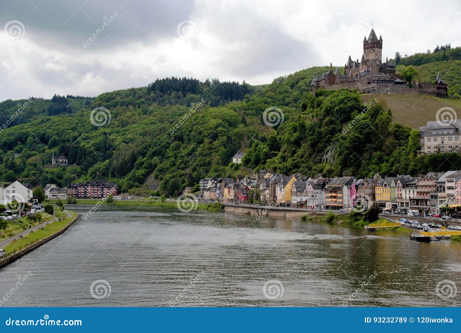 Cochem, Duitsland Op De Kusten Van Rivier Moezel Stock Afbeelding ...