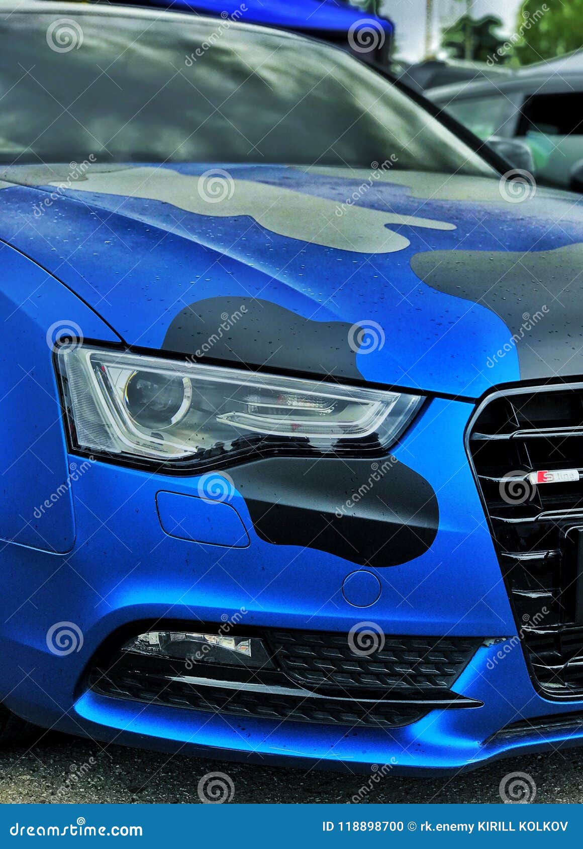 Coches azules imagen editorial. Imagen de necesidad - 118898700