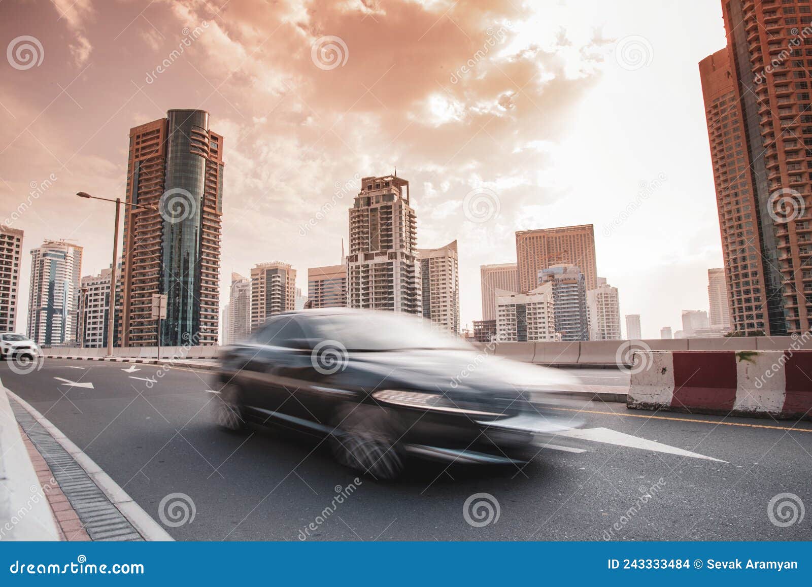 Coches con edificios altos foto de archivo. Imagen de coche - 243333484