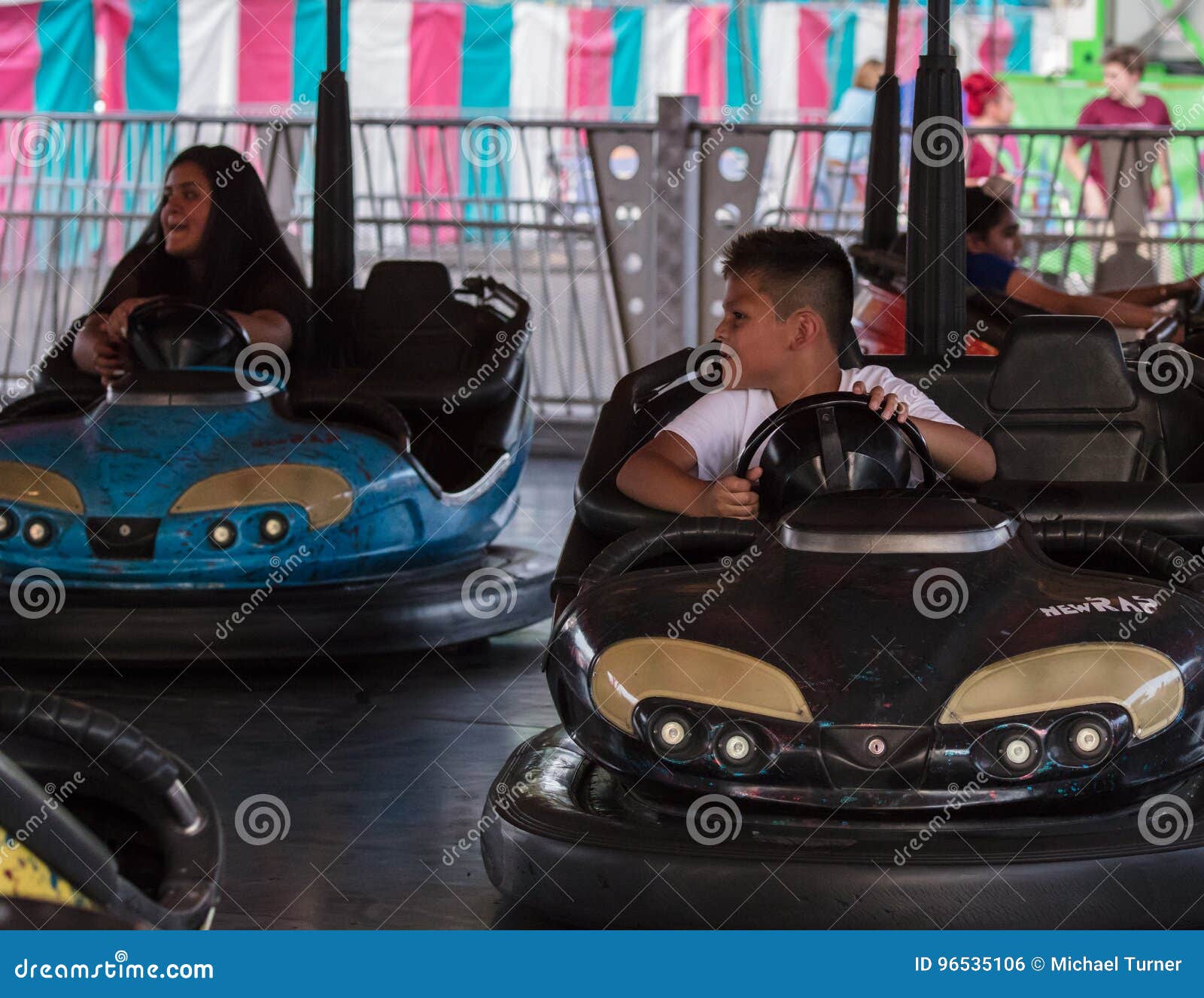 Coches De Parachoques En La Mitad Del Camino Centraa Foto editorial ...