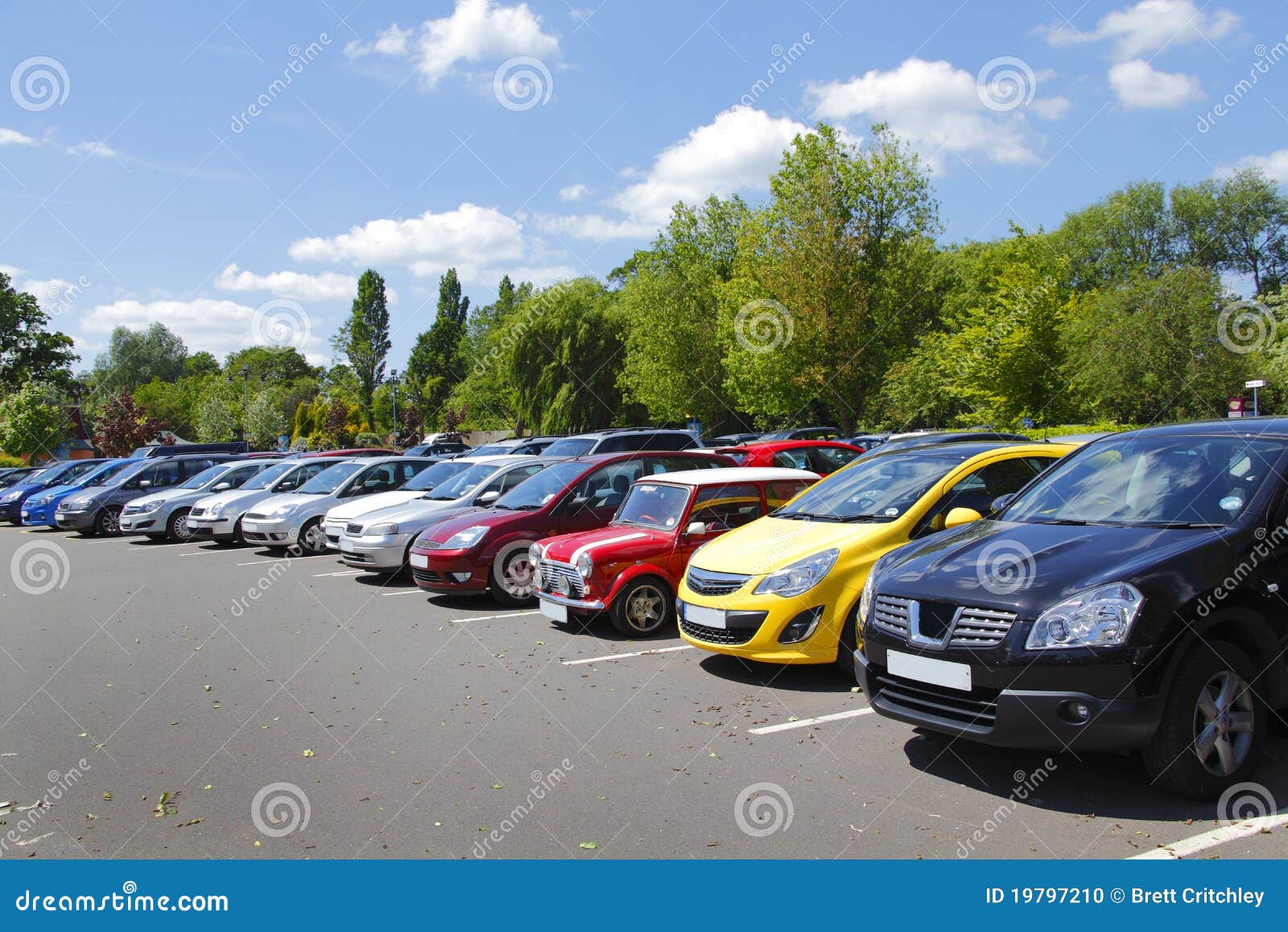 Coches estacionados foto de archivo. Imagen de coche - 19797210