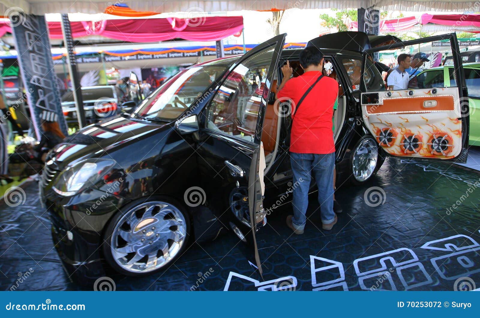 Coches modificados fotografía editorial. Imagen de coche - 70253072