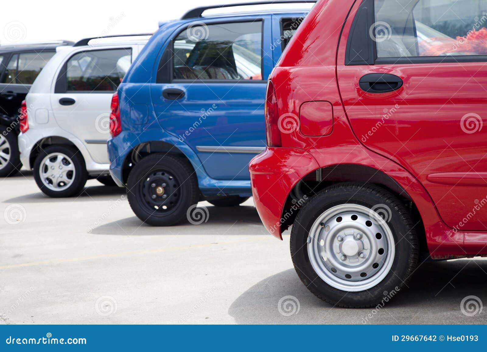 Coches parqueados foto de archivo. Imagen de fila, estacionarado - 29667642