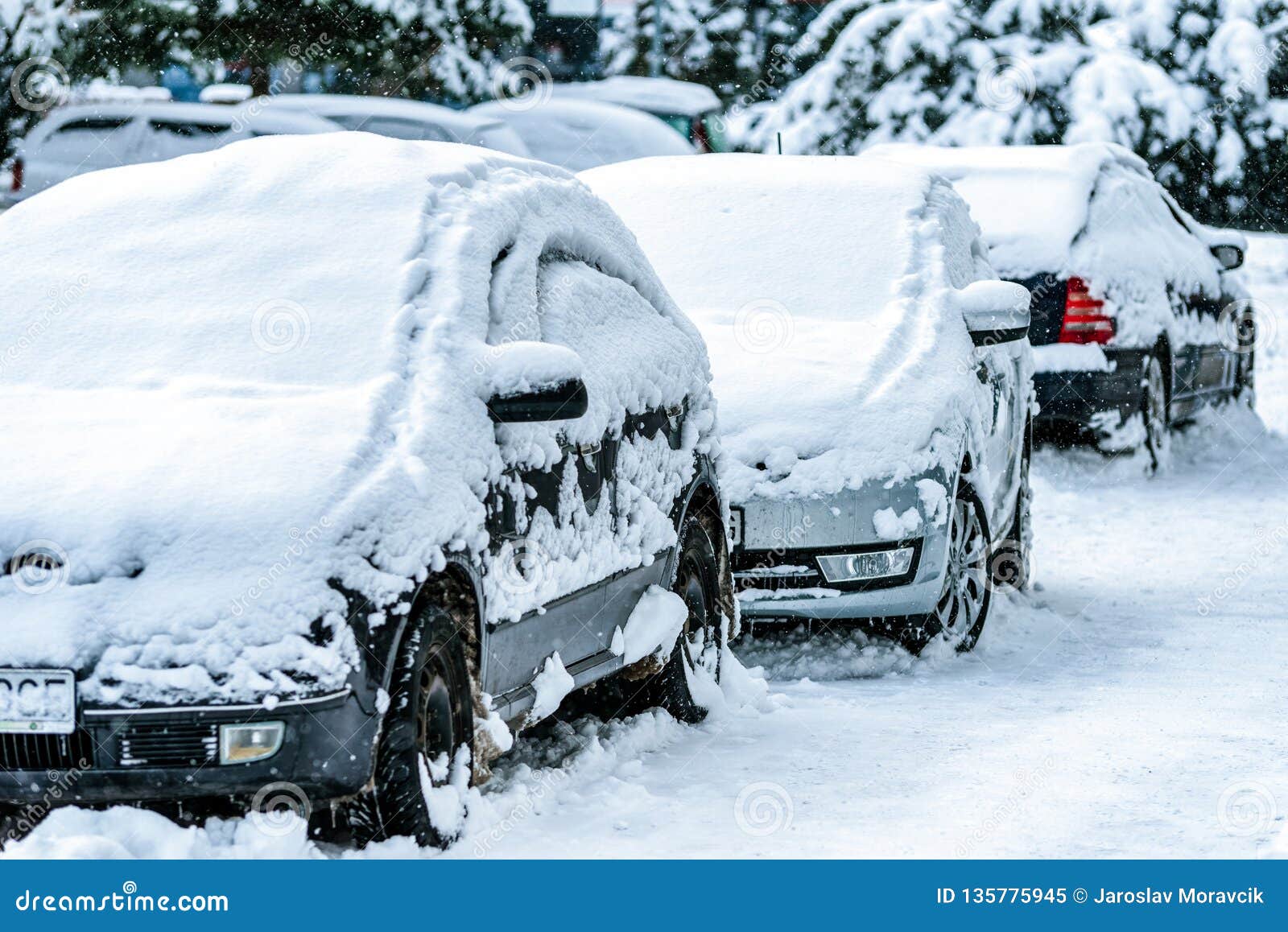 Coches Parqueados Cubiertos Con Nevoso Imagen de archivo - Imagen de ...