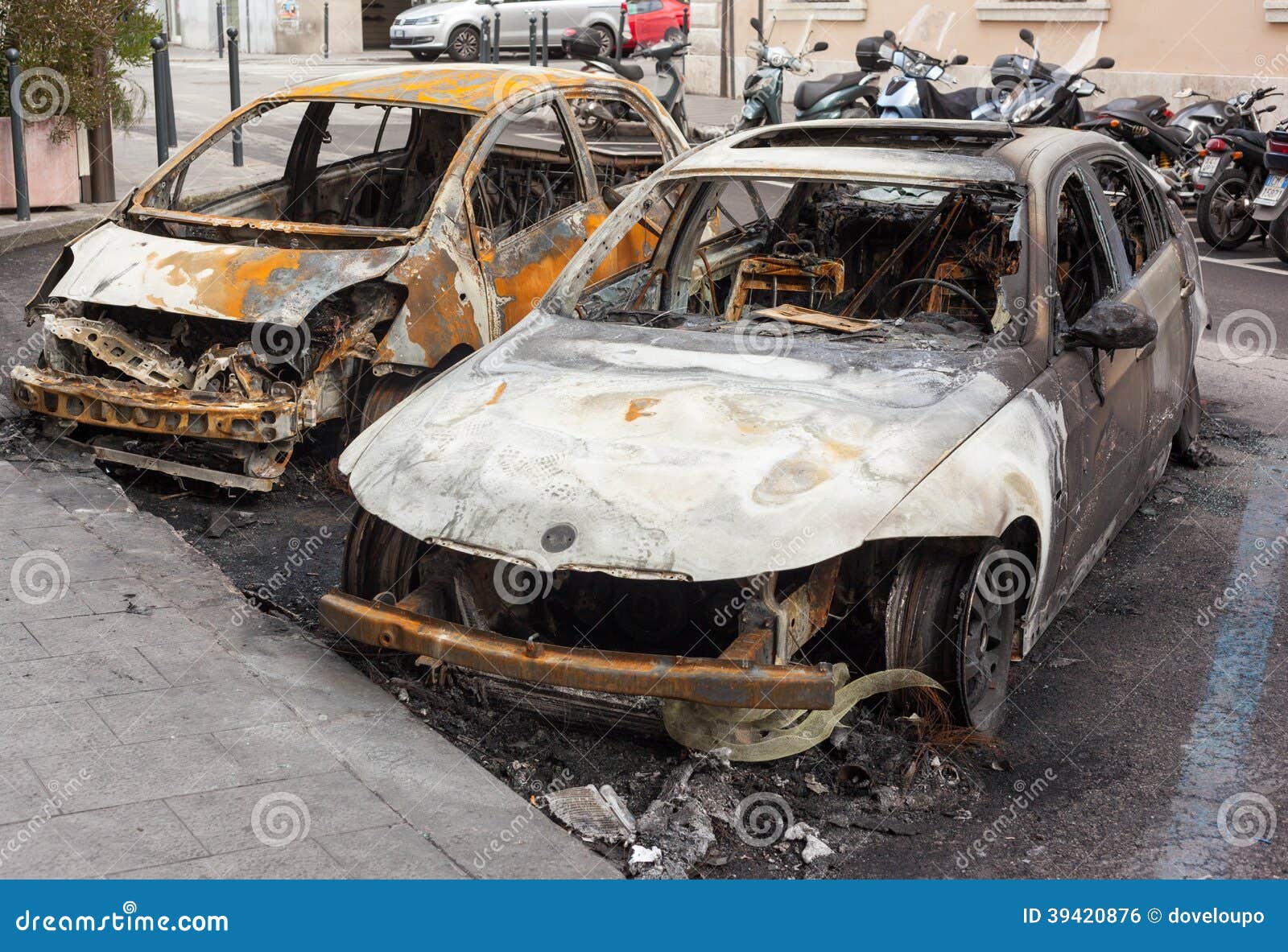 Coches quemados foto editorial. Imagen de iluminado, crisis - 39420876