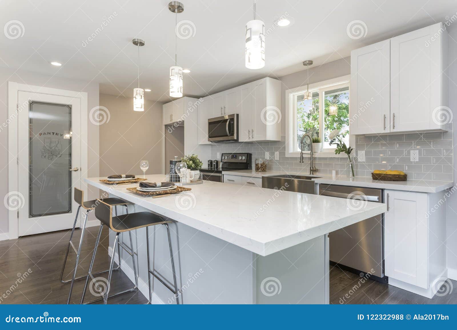 Cocina Magnífica Con El Concepto Abierto Floorplan Foto de archivo ...