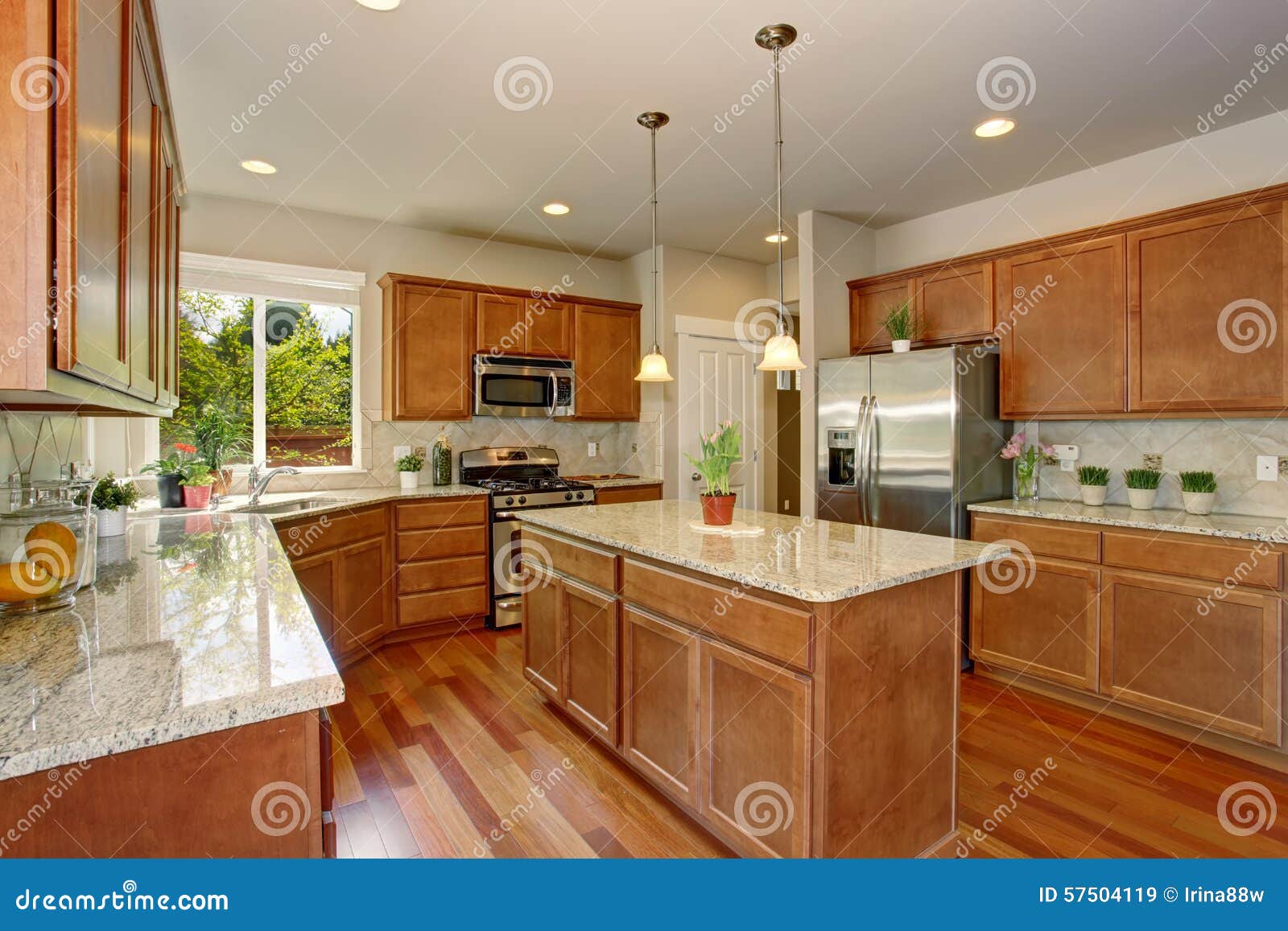 Cocina Moderna Con Los Gabinetes De Madera Simples Imagen de archivo ...