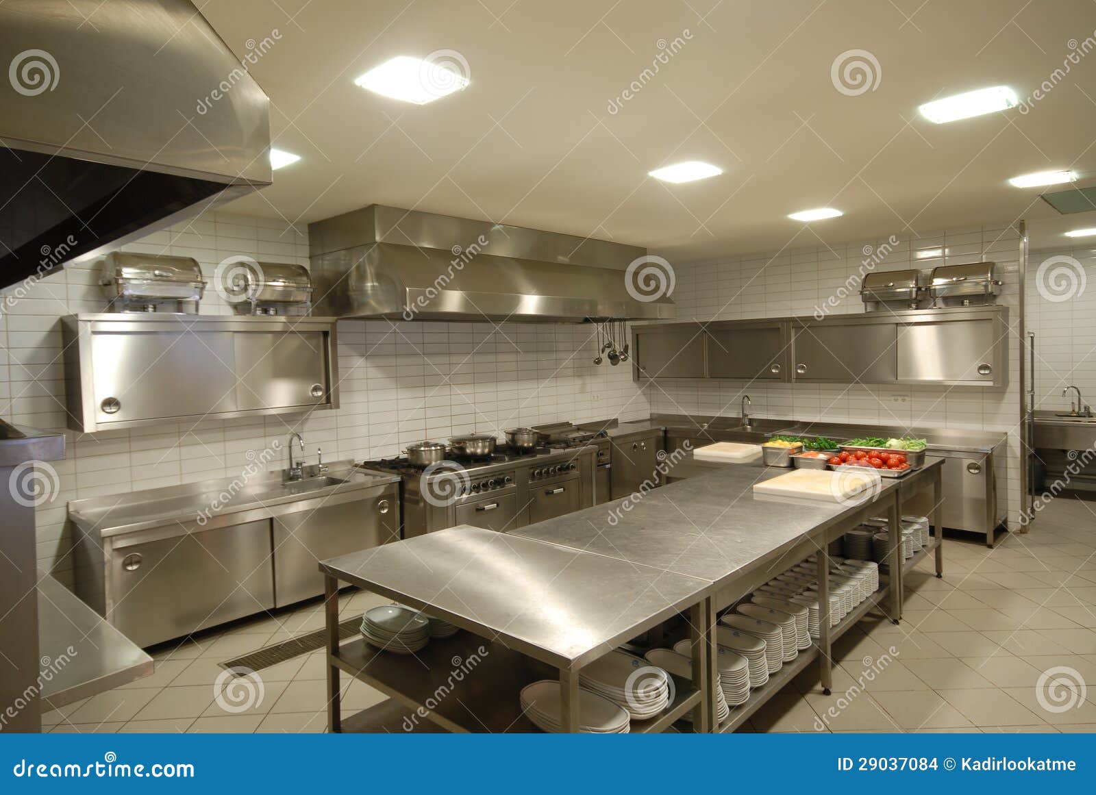 Cocina Moderna En Restaurante Foto de archivo - Imagen de comer ...