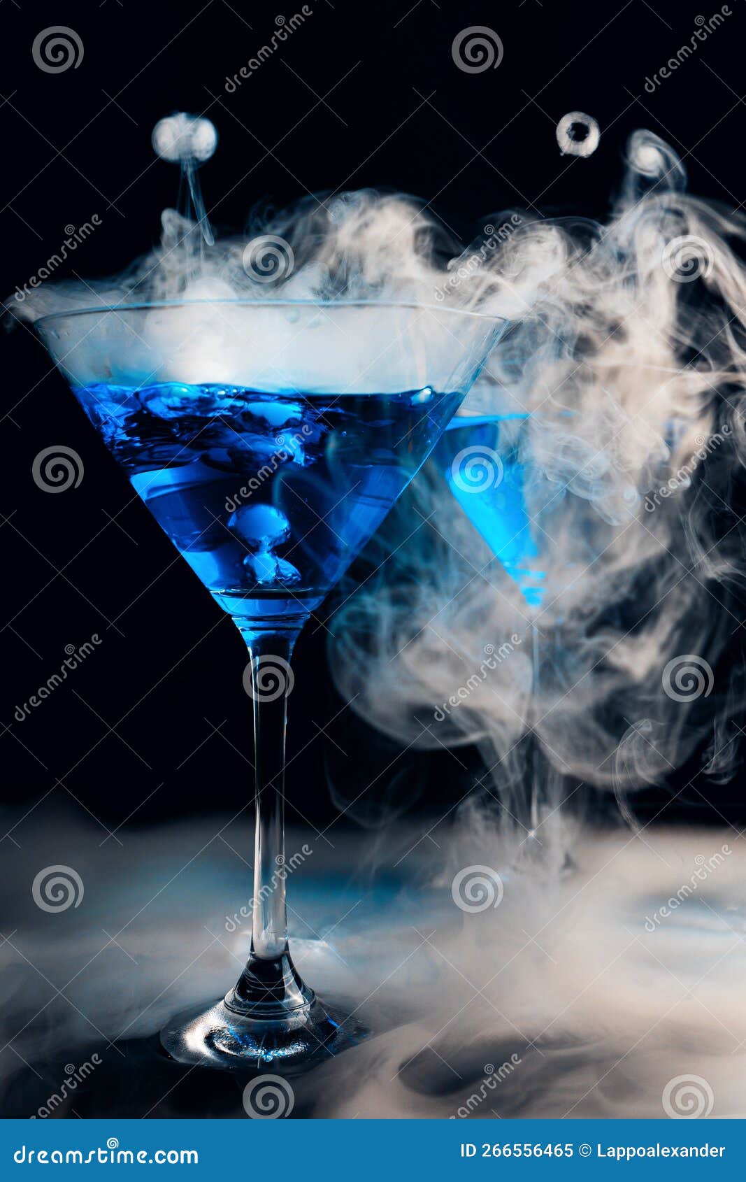 Cocina Molecular. Vaso De Bebida Azul Y Vapor Imagen de archivo ...