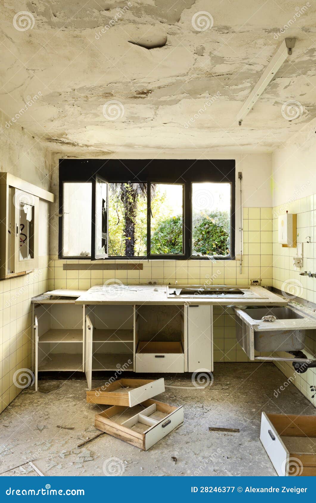 Cocina vieja destruida imagen de archivo. Imagen de olvidado - 28246377