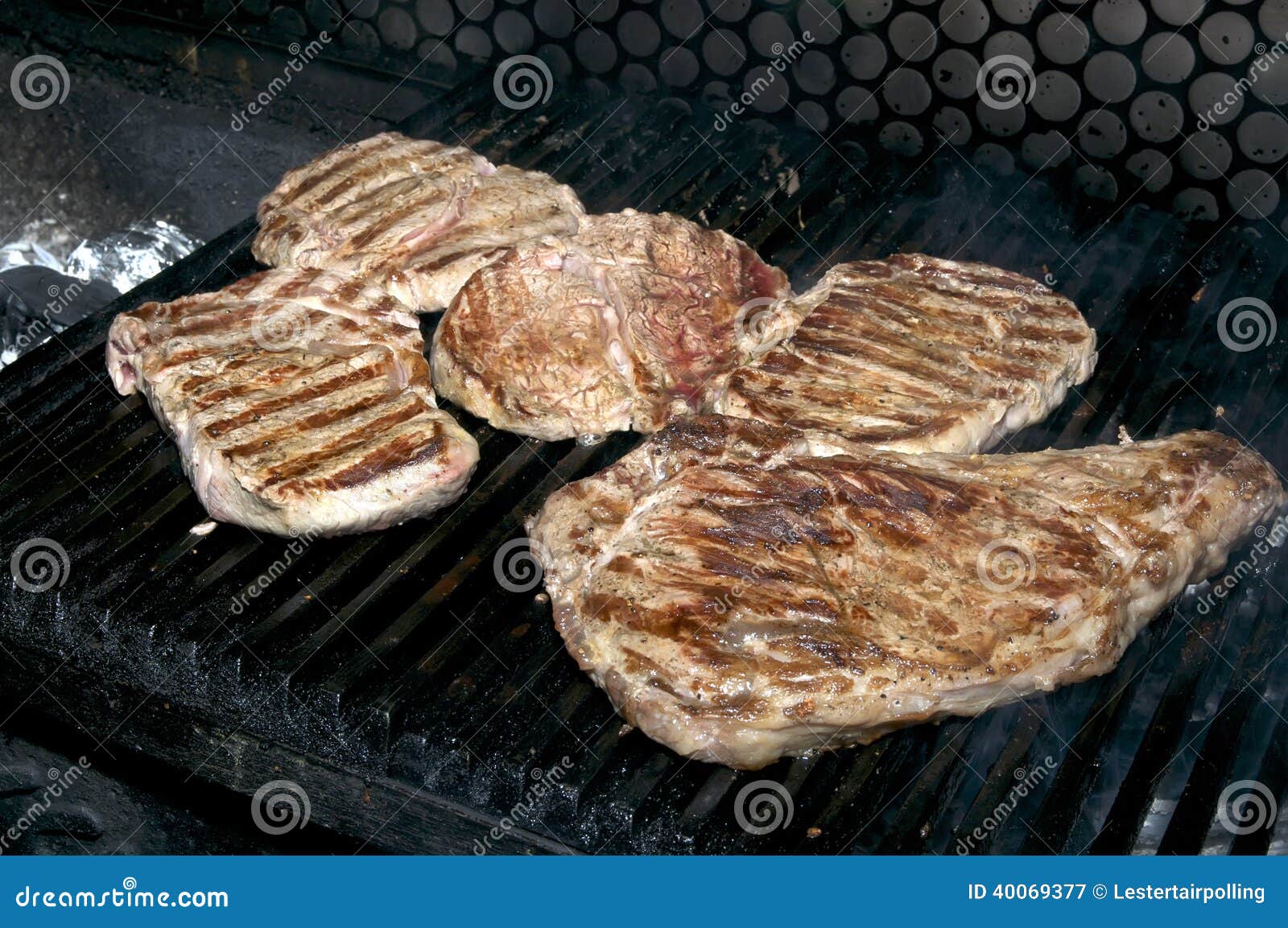 Cocinando El Filete La Parrilla Imagen de archivo - Imagen de asado ...