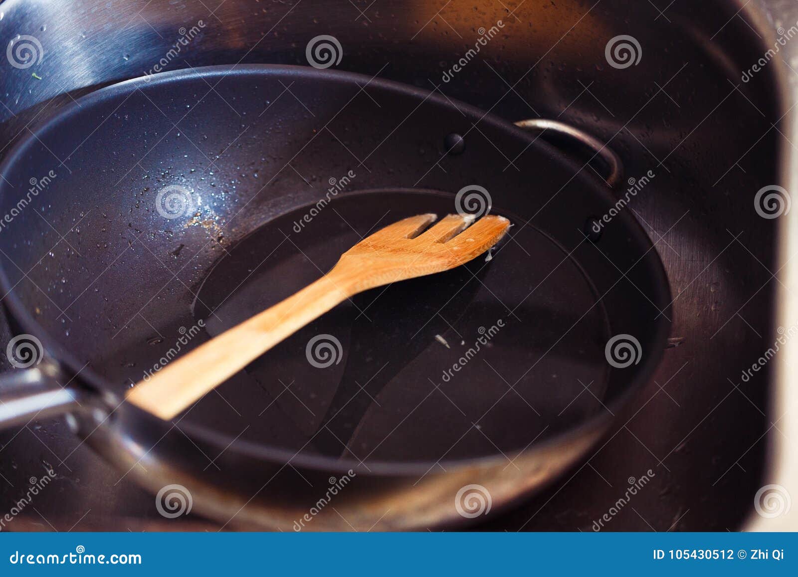 Cocinar El Pote Con La Espada De Madera Foto de archivo - Imagen de ...