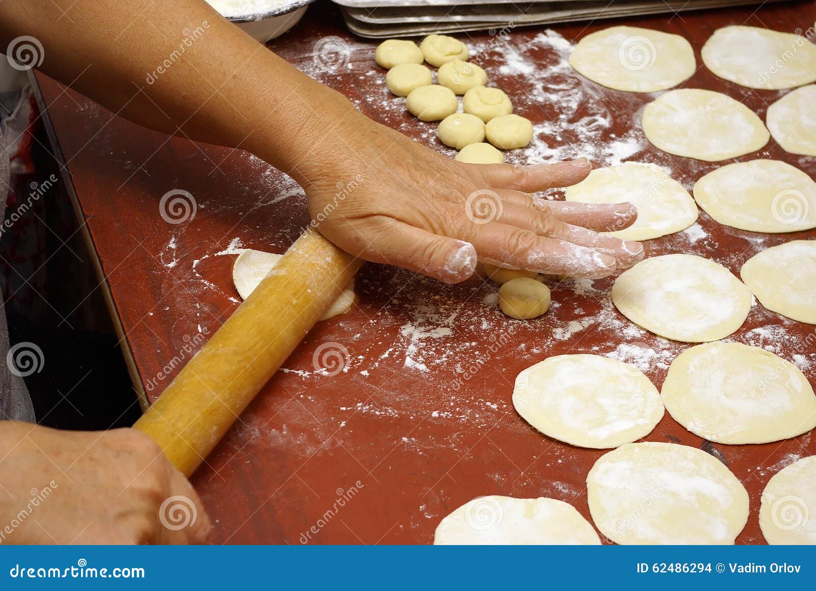 Cocinar Las Bolas De Masa Hervida, El Cubrir De La Pasta Foto de ...