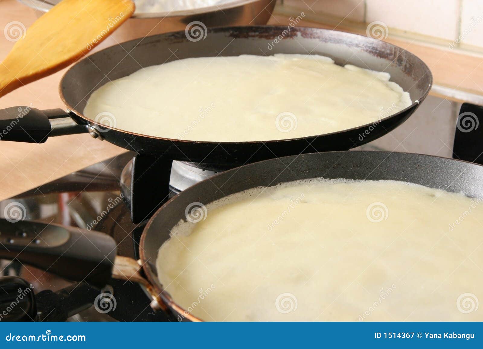 Cocinar las crepes. imagen de archivo. Imagen de crepes - 1514367