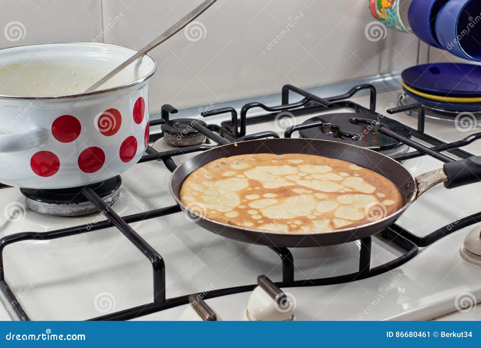 Cocinar Las Crepes El Martes De Carnaval Imagen de archivo - Imagen de ...