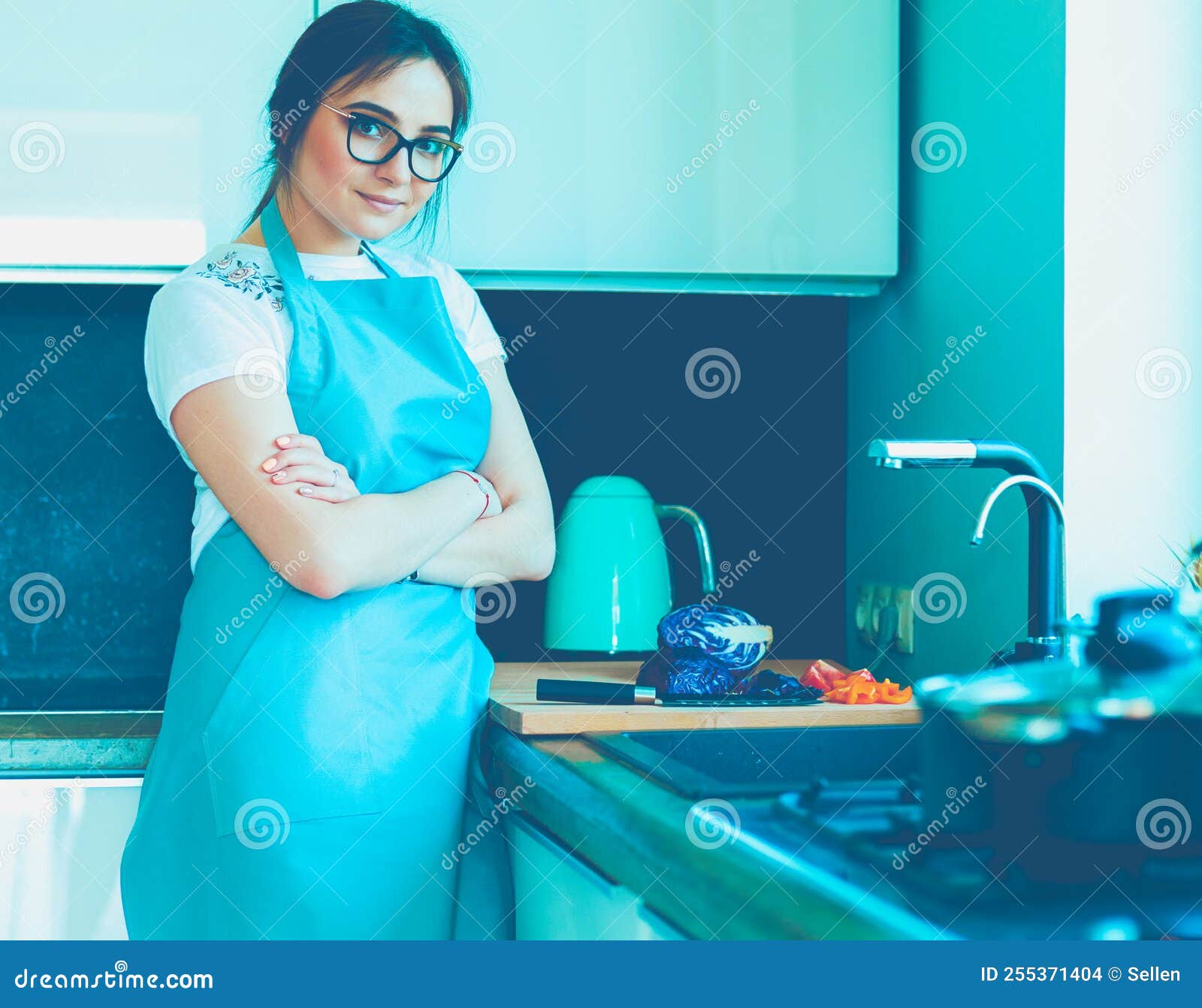 Cocinar Por Mujer En Una Cocina Nueva Haciendo Alimentos Saludables Con ... Cocinar Por Mujer En Una Cocina Nueva Haciendo Alimentos Saludables Con ...