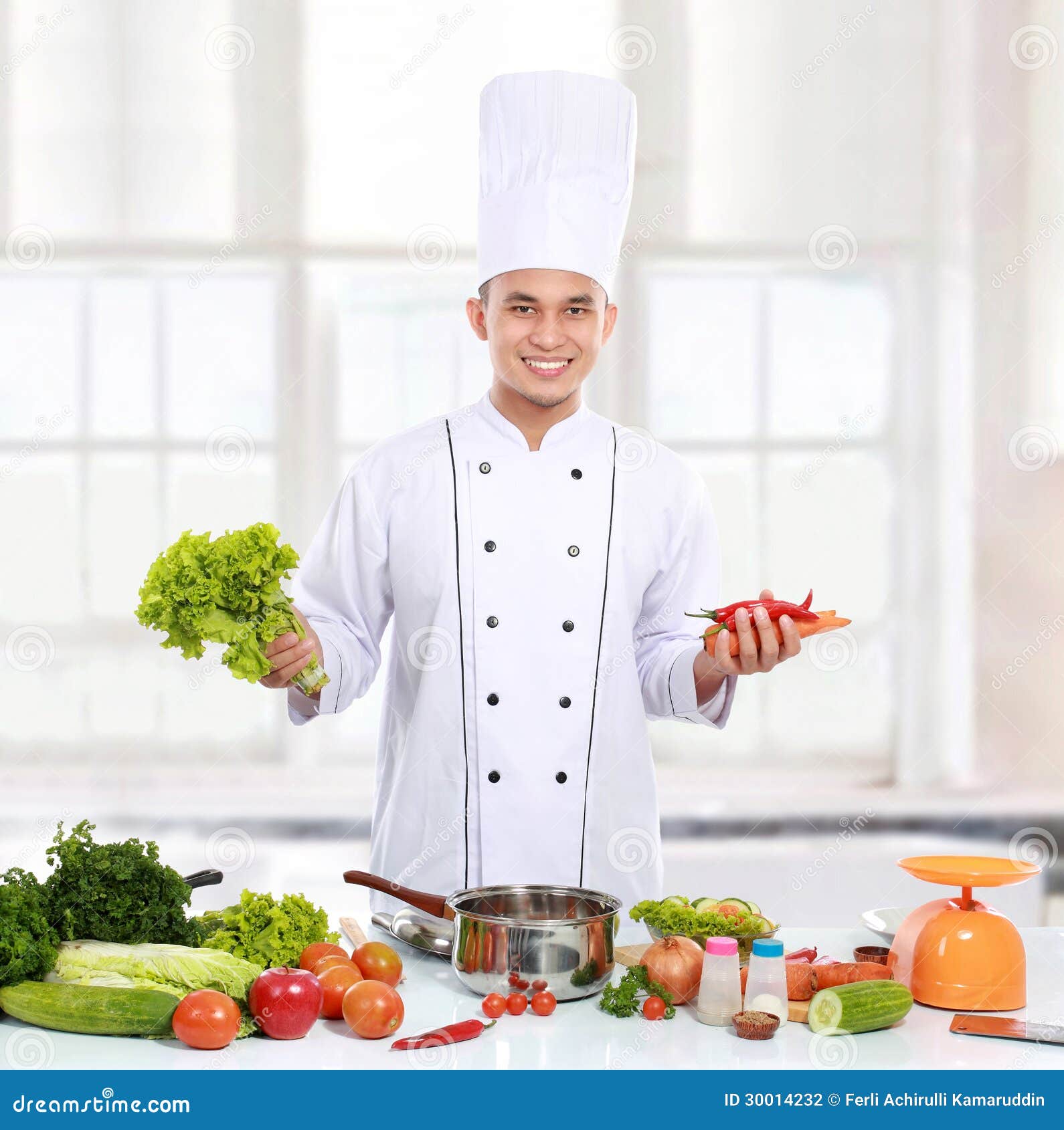 Cocinero Con El Ingrediente Fresco Foto de archivo - Imagen de gente ...