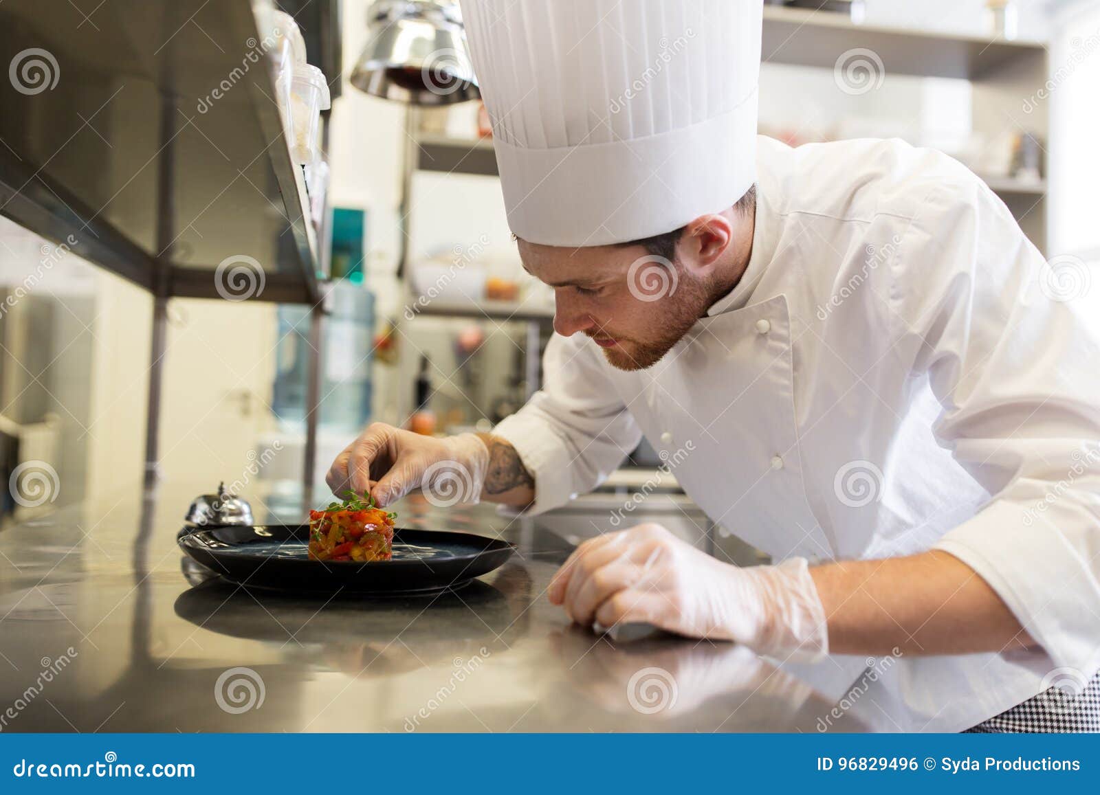 Cocinero De Sexo Masculino Feliz Que Cocina La Comida En La Cocina Del Restaurante Foto De