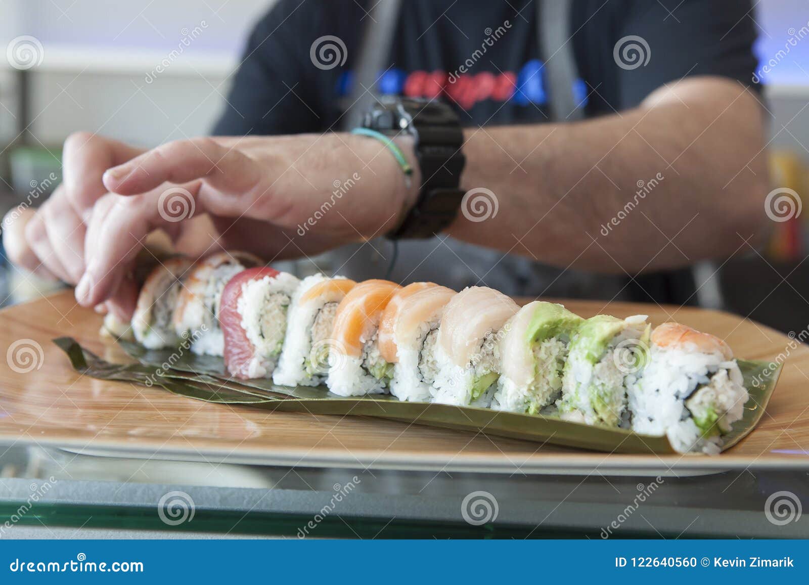 Cocinero De Sushi Que Platea Un Rollo Del Sushi Foto de archivo ...