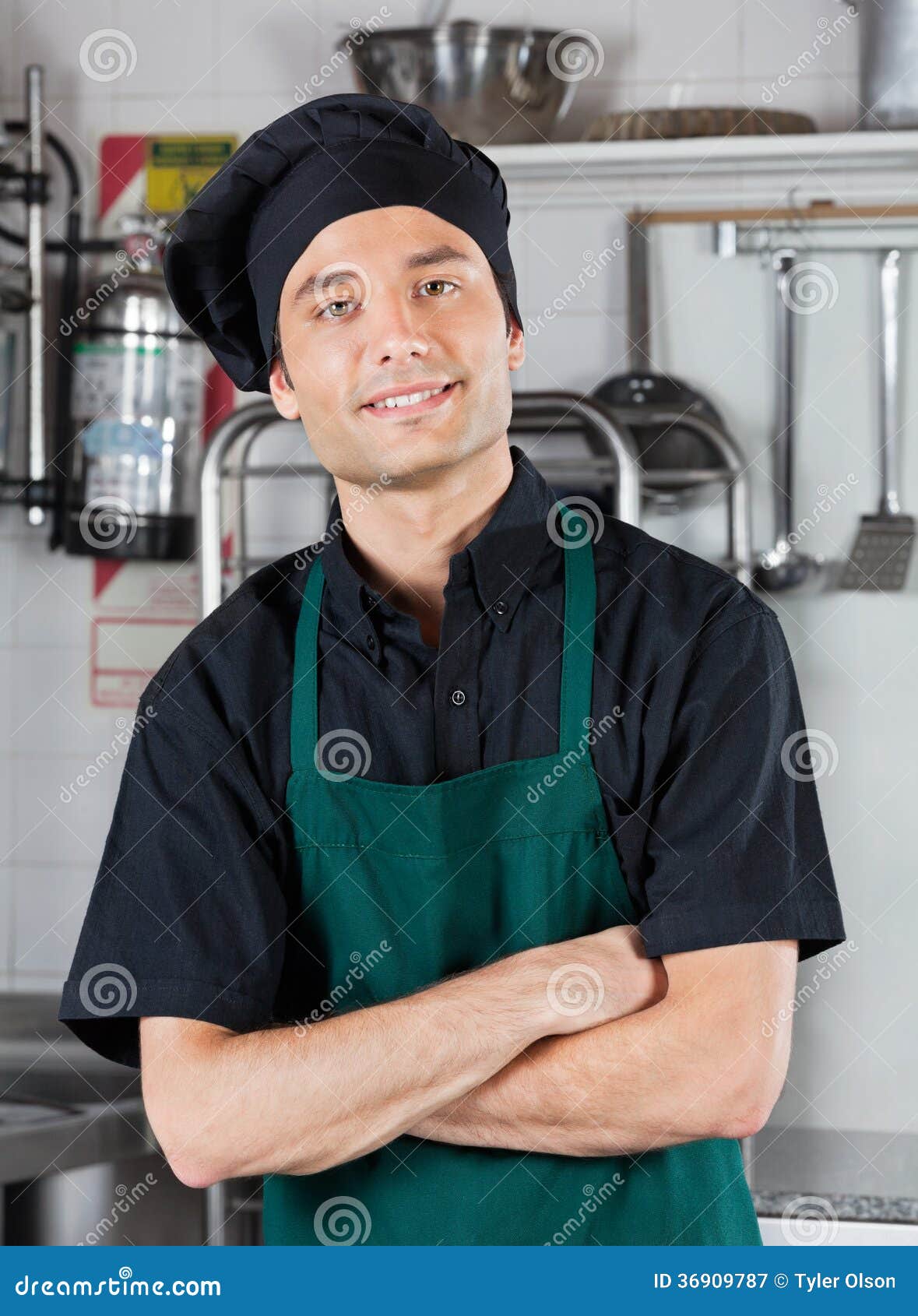 Cocinero with Hands Folded Que Se Coloca En Cocina Imagen de archivo ...