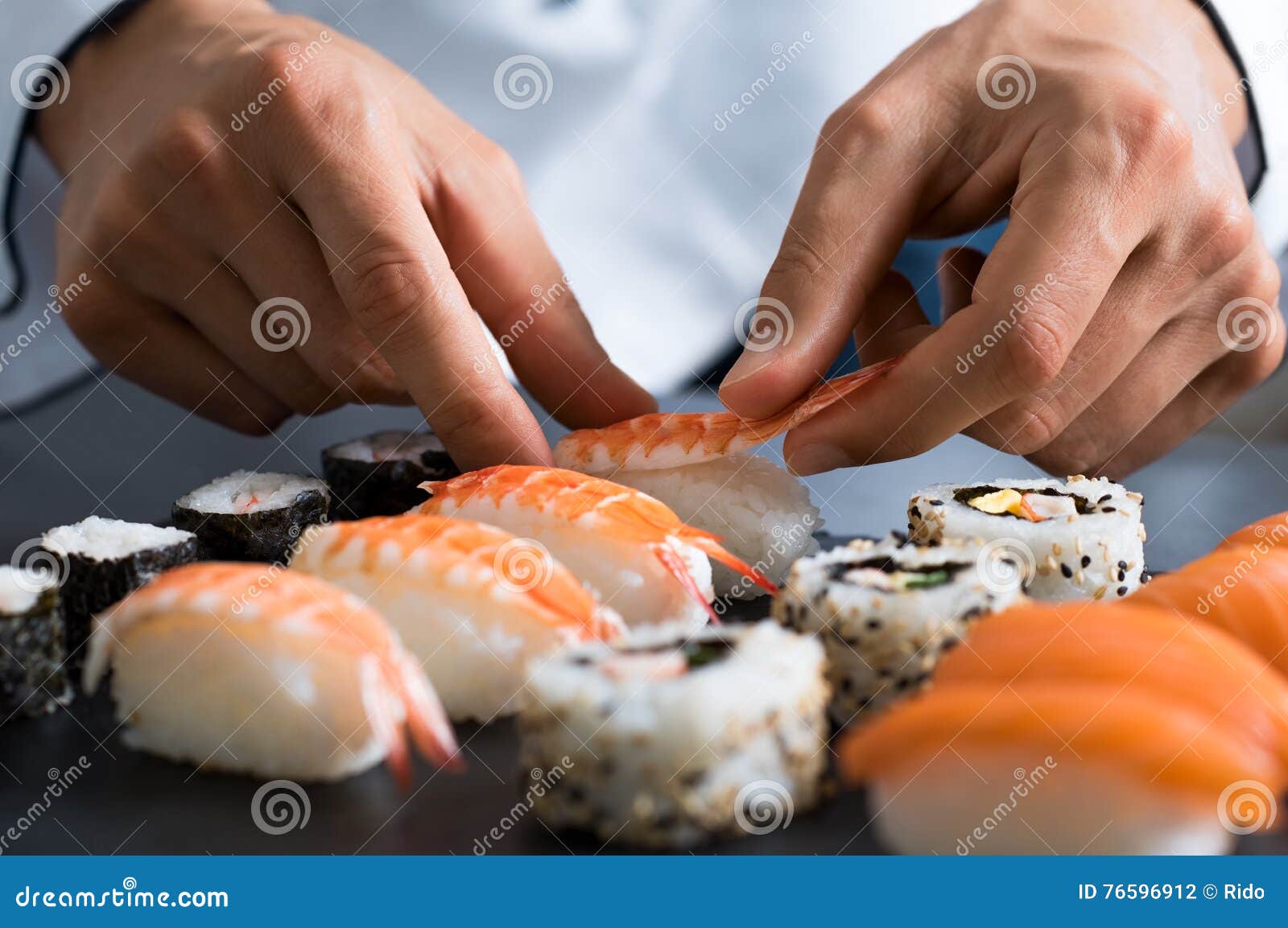 Cocinero Que Prepara El Sushi Foto de archivo - Imagen de japonés ...