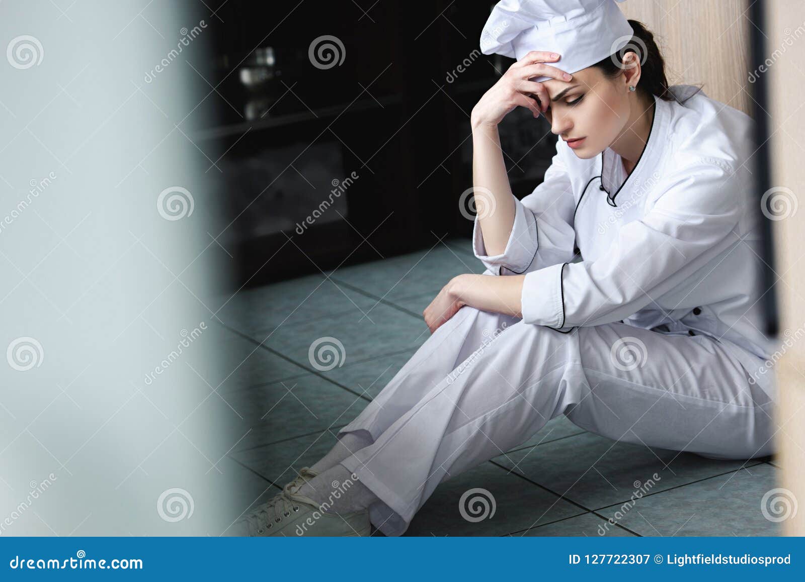 Cocinero Triste Que Se Sienta En Piso Imagen de archivo - Imagen de ...