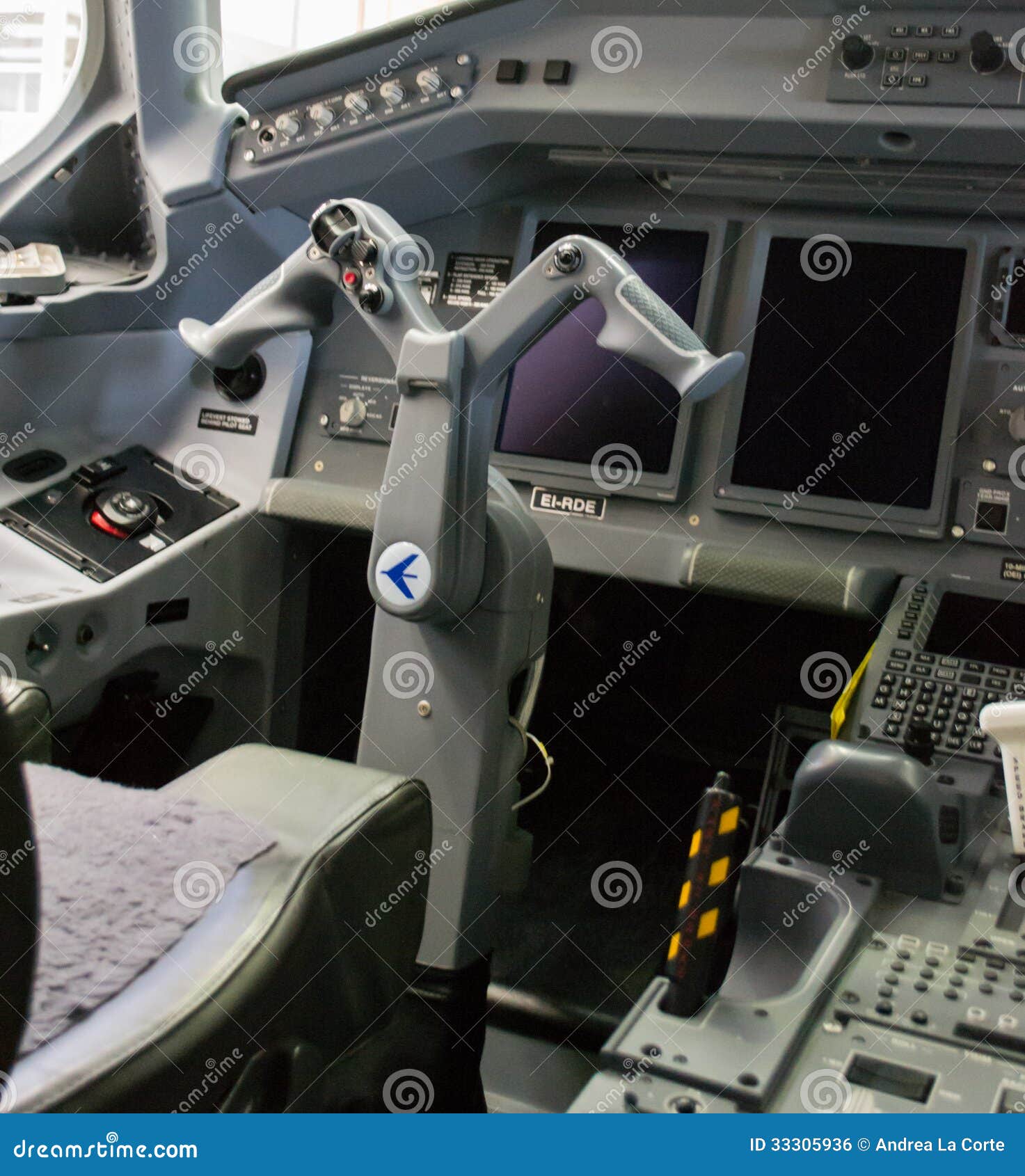 Cockpit av Embraer 175 redaktionell bild. Bild av pedaler - 33305936