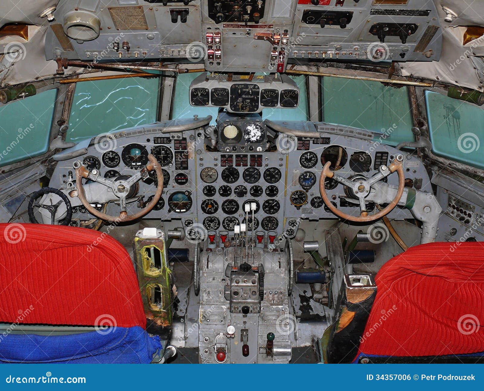 Cockpit Ilyushin IL 18 stock foto. Image of reis, hoogtemeter - 34357006