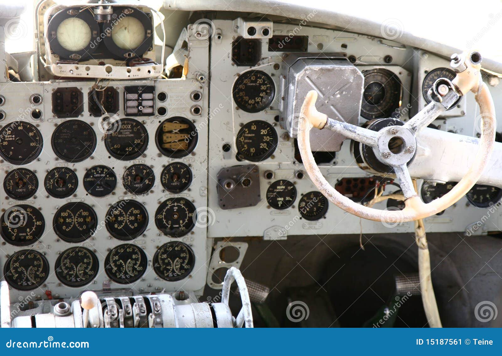 Cockpit of an old airplane stock image. Image of cockpit - 15187561