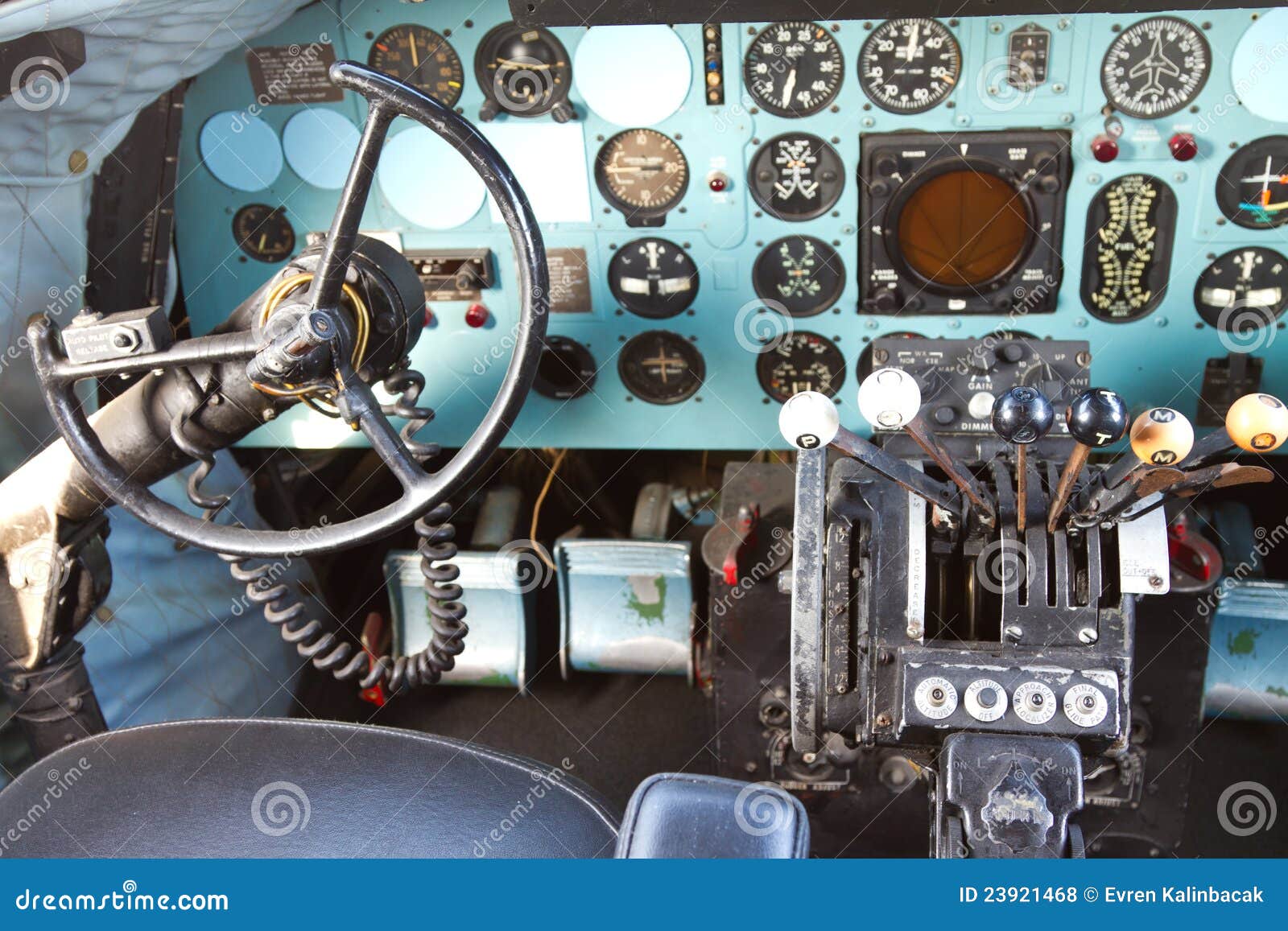 Cockpit von Douglas DC-3 redaktionelles stockfoto. Bild von fliege ...