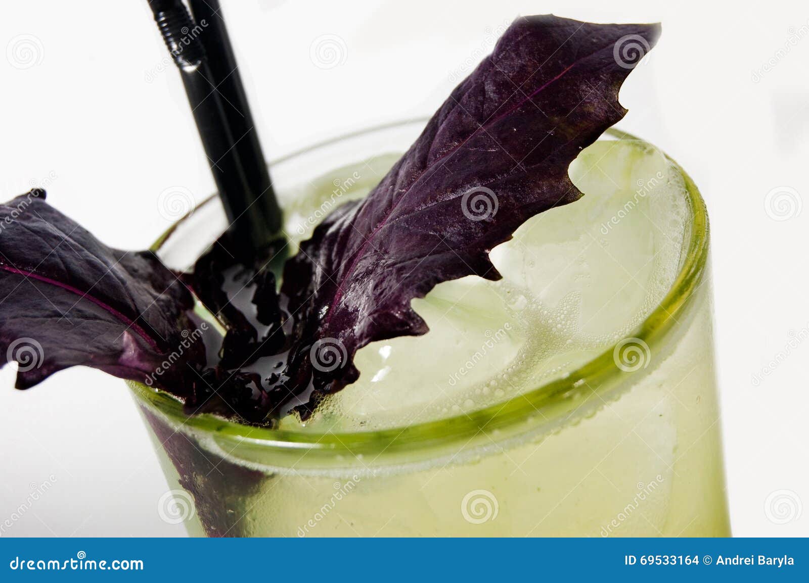 Cocktail Alcolici Con Basilico Fotografia Stock - Immagine di chiusura ...