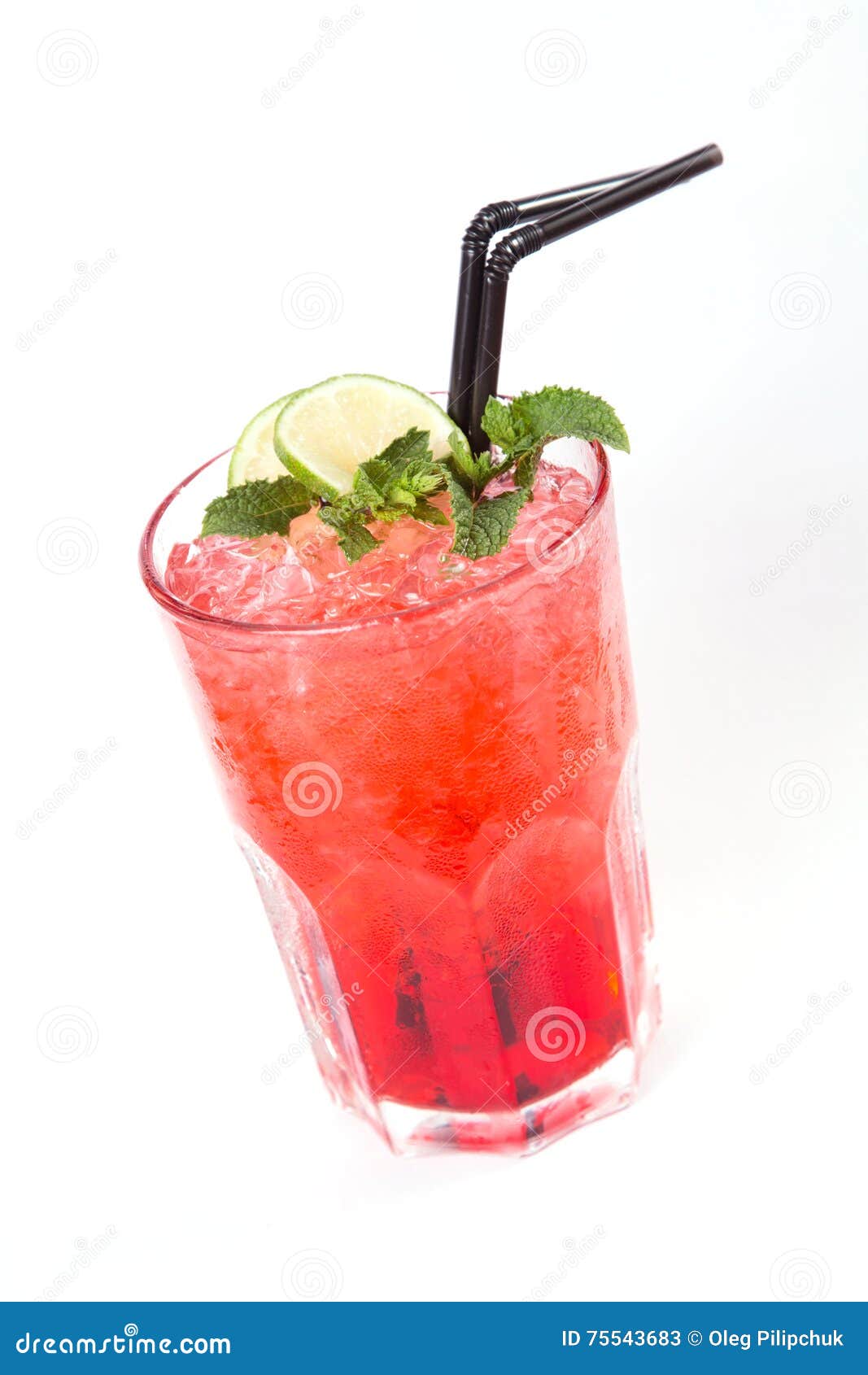 Cocktail alcolico rosso immagine stock. Immagine di frutta - 75543683