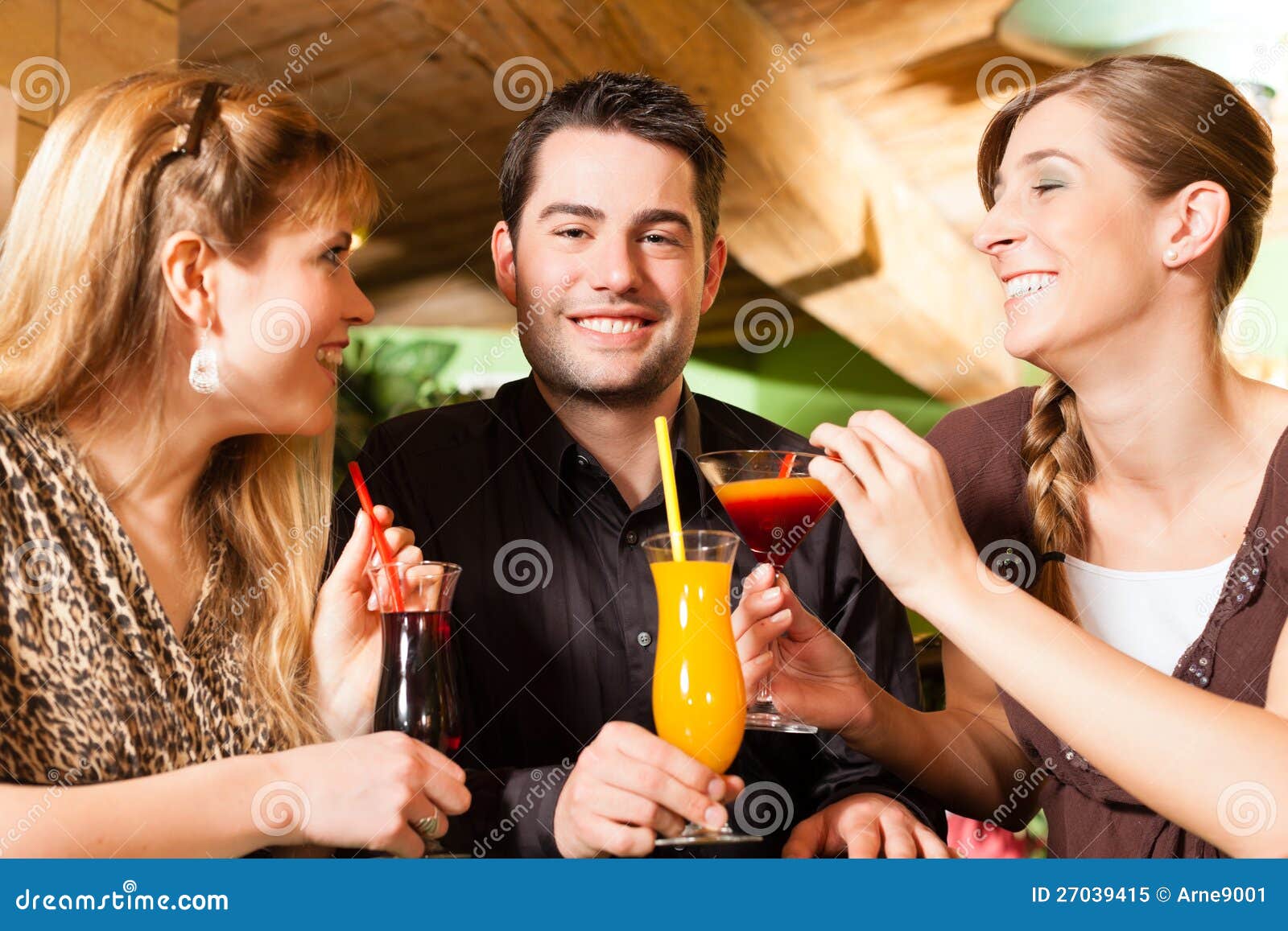 Cocktail Bebendo Dos Jovens Na Barra Imagem de Stock - Imagem de ...