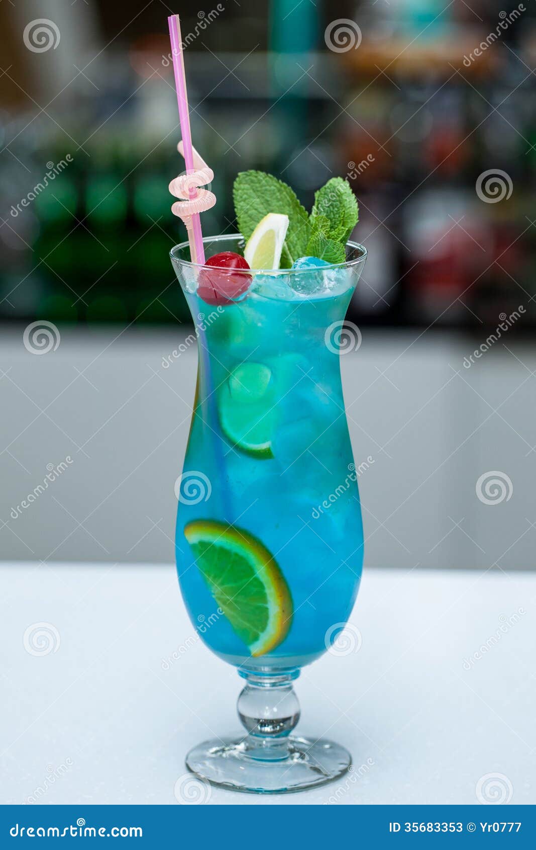 Cocktail blu della laguna immagine stock. Immagine di arancione - 35683353